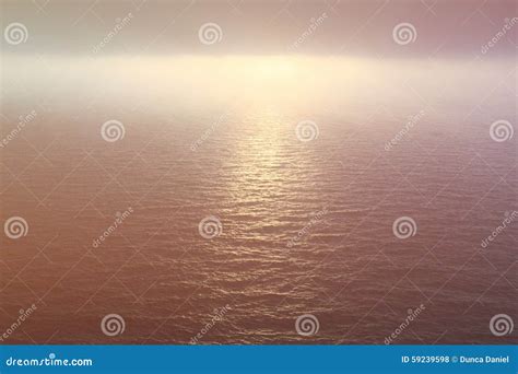 Вода океана и туманное небо на заходе солнца Стоковое Фото изображение насчитывающей природа