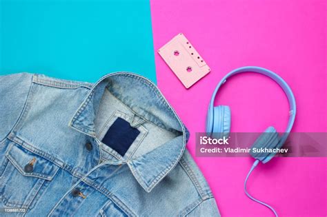 팝 컬쳐 속성 80 년대 데님 재킷 헤드폰 파란색 분홍색 배경에 오디오 카세트 평면도 0명에 대한 스톡 사진 및 기타 이미지 Istock