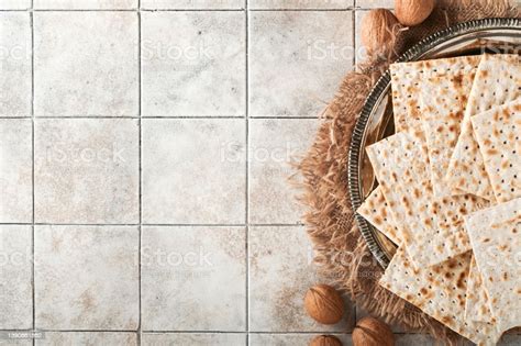 유월절 축하 개념 Matzah 빨간 코셔 호두 오래된 회색 타일 조리대 테이블 배경에 전통적인 의식 유대인 빵 유월절 음식 페삭