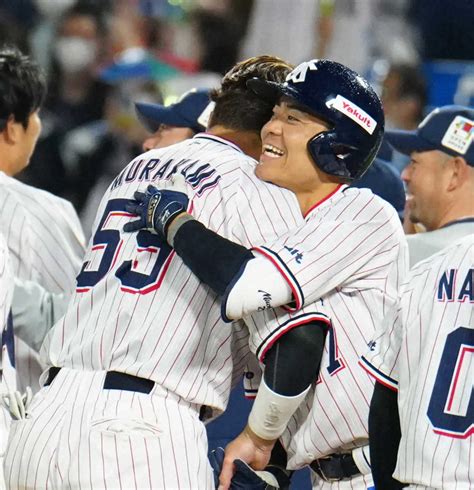 ＜ヤ・中＞サヨナラ打を放ち村上（左）と抱き合う中村（撮影・島崎忠彦） ― スポニチ Sponichi Annex 野球