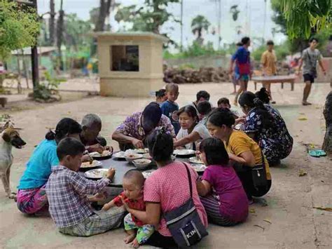 ဆားလင်းကြီးမြို့နယ်ရှိ စစ်ဘေးရှောင် ပြည်သူများကို အစားအသောက်များ ကျွေးမွေး လှူဒါန်း Khit Thit