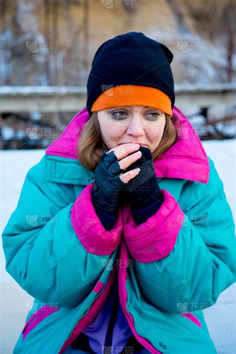 女人流浪汉垂直画幅悲痛含酒精饮料户外白人仅成年人俄罗斯素材 花瓣网