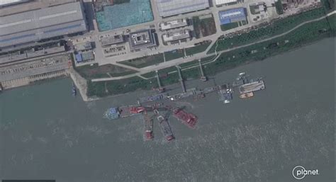 While The Final Tests Were Being Carried Out China S New Submarine Sinks In The Port Of Wuhan