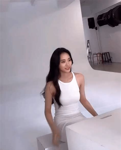 小s二女儿lily近照曝光 一头长卷发显成熟气质出众 搜狐大视野 搜狐新闻