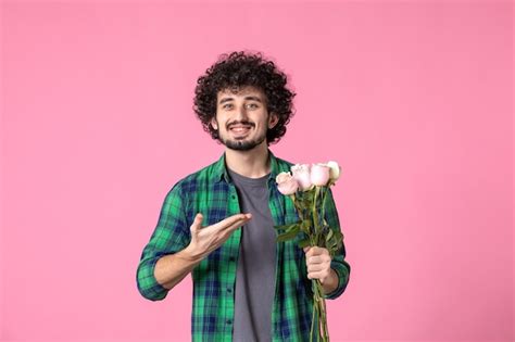 Fotos De Hombre Regalando Flores Freepik