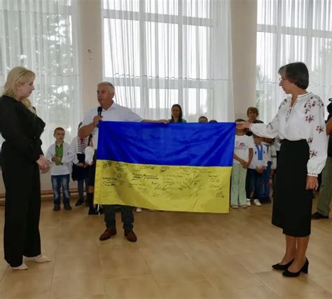Пійлівський ліцей подарував для благодійного аукціону прапор із підписами воїнів Фотофакт