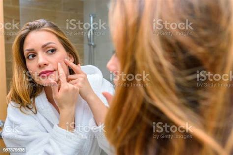 젊은 여자 화장실에서 거울을 보면서 여드름과 노화에 대 한 걱정 가정의 방에 대한 스톡 사진 및 기타 이미지 가정의 방 개념 개념과 주제 Istock