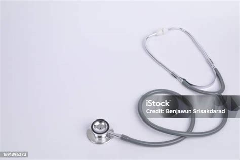 의사와 의료 간호 사람들을 위해 흰색 배경에 회색 청진기를 닫고 병원에서 환자의 치유를 확인합니다 의료 개념입니다 공간 광고