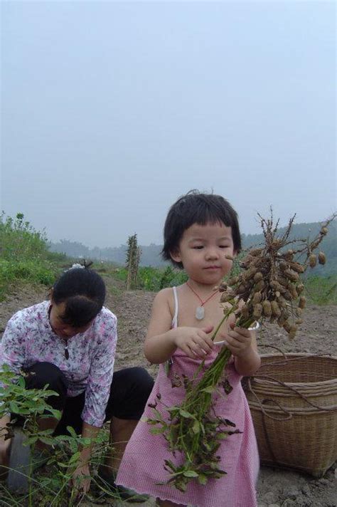 暑假宝妈把4岁宝贝送到农村老家，10天后看到宝贝笑的合不拢嘴