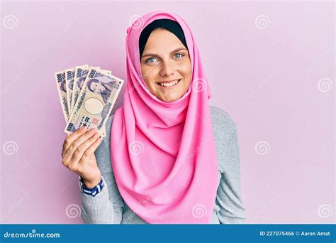 Une Jeune Femme Caucasienne Portant Un Hijab Islamique Tenant Des