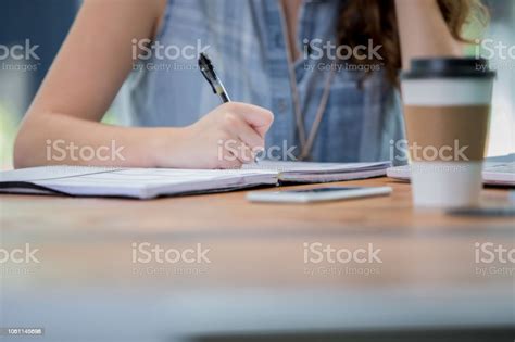 인식할 수 없는 여자 메모 또는 재택 근무 하면서 플래너에 작성 계획에 대한 스톡 사진 및 기타 이미지 계획 고객 참여
