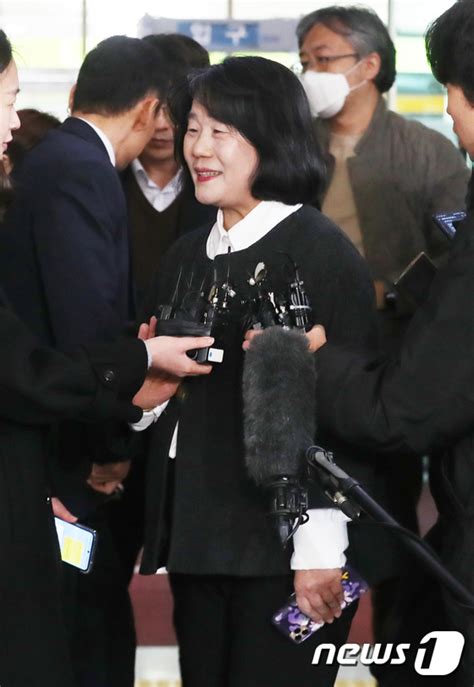 법정 나와 미소 짓는 윤미향 뉴스1