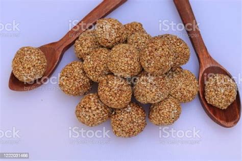 틸 굴 또는 달콤한 참깨 Laddu 인도 축제 마카르 산크란티 위에 흰색 배경 1월에 대한 스톡 사진 및 기타 이미지 1월