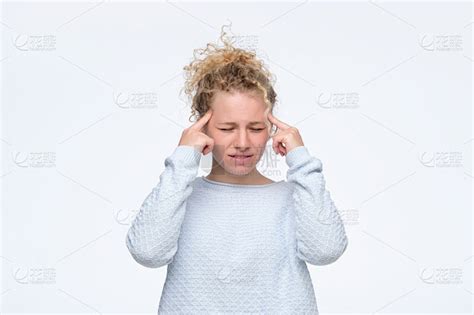 女孩试图在脑海中记住一些东西或产生想法