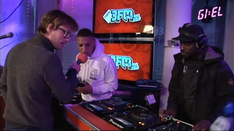 Ronnie Flex Viert De Popprijs Bij Giel In De Ochtendshow Treedt Op En