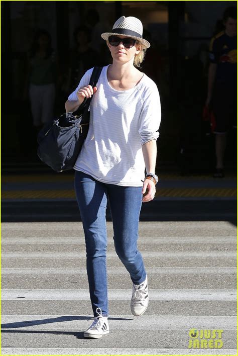 Elizabeth Banks Dishes On Pitch Perfect 2 The Bellas Have Gotten Too
