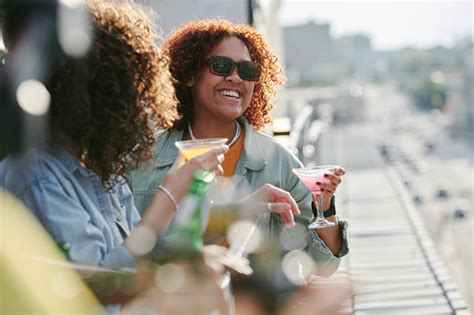친구들과 함께 모이는 것을 즐기는 칵테일을 가진 젊은 쾌활한 흑인 여성 칵테일에 대한 스톡 사진 및 기타 이미지 칵테일 휴식 Z세대 Istock
