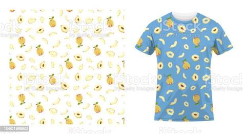 반팔 코튼 스포츠 티셔츠는 마르 멜로 과일 전체와 반으로 자른 이음매없는 패턴으로 장식되었습니다 이국적인 과일 편안한 여름 옷 직물 및 직물 디자인을 위한 벡터 장식