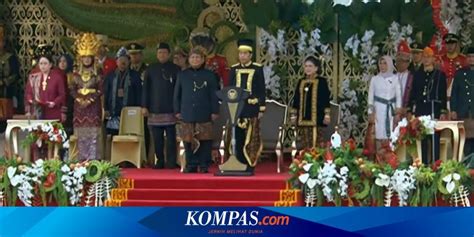 Kala Jokowi Turun Mimbar Serahkan Bendera Merah Putih Saat Upacara Hut