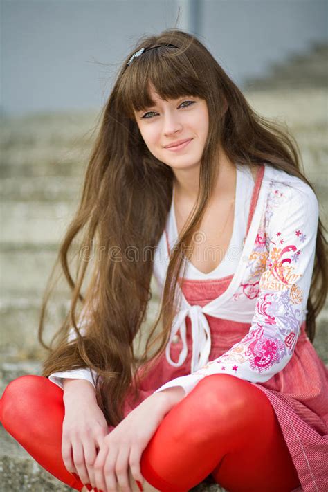 Menina Bonita Em Um Vestido Vermelho Imagem De Stock Imagem De