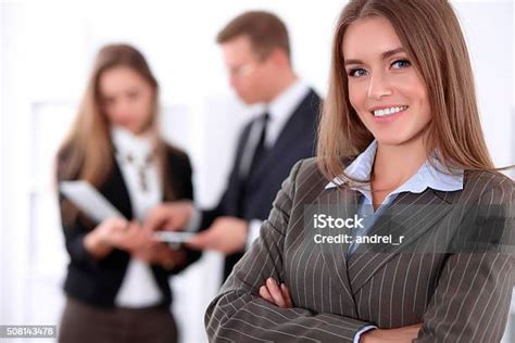 강자를 아름다운 활기참 웃는 여자 실업학교 T 셔츠에 대한 스톡 사진 및 기타 이미지 T 셔츠 갈색 머리 긍정적인 감정 표현 Istock