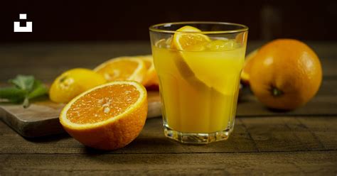 투명한 마시는 유리에 오렌지 주스 사진 Unsplash의 무료 폴란드 이미지