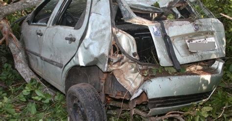 G Carro capota ao passar sobre restos de pneu em rodovia diz polícia em MS notícias em