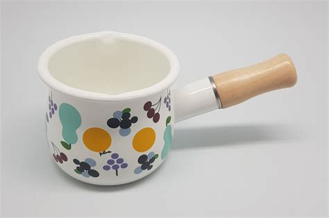 Ковшик с деревянной ручкой металл/эмаль купить на OZON по низкой цене ...