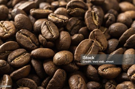 중간 볶은 커피 원두 배경 가벼운 로스트의 유기농 커피 곡물의 매크로 질감 커피 작물 및 카페인 음료 개념을위한 추상적 인 디자인 요소 0명에 대한 스톡 사진 및 기타