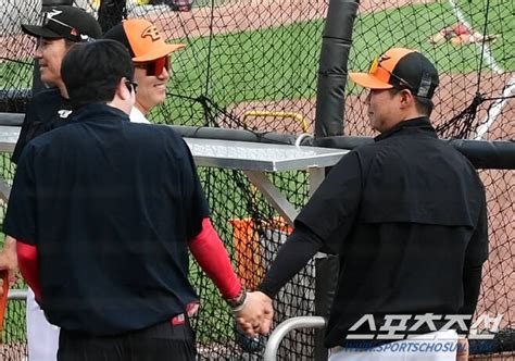 독수리 둥지 찾은 대투수 양현종이 손잡고 백허그 한 상대는 누구 대전 현장