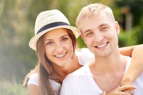 Jeune Femme Embrassant Son Petit Ami Photo Gratuite