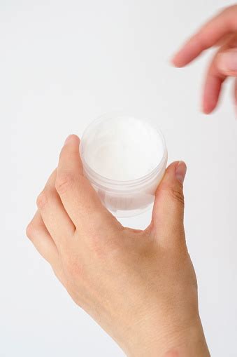 스킨 케어 제품 밝은 배경에 얼굴 크림 항아리를 들고있는 여성의 손 뷰티 스킨 케어 제품 각질제거에 대한 스톡 사진 및 기타