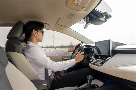Corolla Altis Hybrid Gạch nối tiến đến kỷ nguyên điện hóa của Toyota