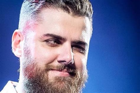 Sertanejo Zé Neto posa de sunga e volume chama atenção de fãs Nem