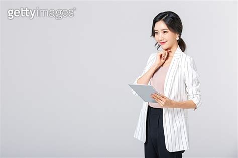 비즈니스 여성 비즈니스우먼 사업가 일 물리적활동 한국인 동양인 인종 라이프스타일 주제 누끼 한명 업무현장 디지털태블릿 개인용컴퓨터 안내