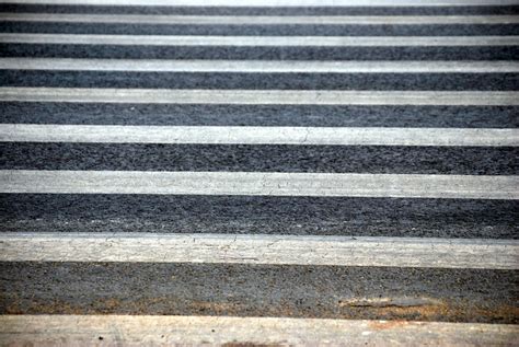 무료 이미지 통로 보행자 목재 화이트 교통 거리 바닥 고속도로 시티 도시의 벽 아스팔트 포장 도심