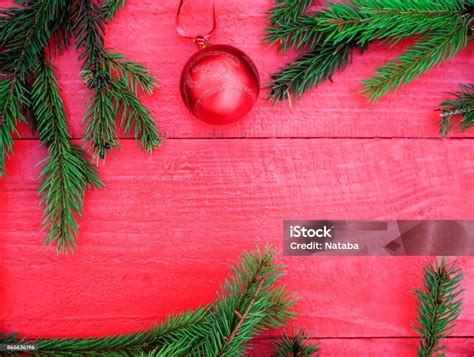반짝 리본 및 빨간 나무 테이블에 크리스마스 공을 향기로운 녹색 전나무 나무 가지 축제 배경 겨울에 대한 스톡 사진 및 기타 이미지 Istock