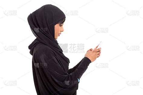 阿拉伯女孩使用智能手机