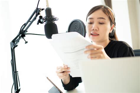 온라인 팟캐스트 방송국에서 팟캐스트를 하는 아시아 청년 여성 20 29세에 대한 스톡 사진 및 기타 이미지 20 29세