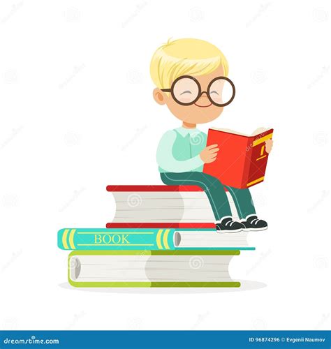 Умный мальчик сидя на куче книг и читая книгу ребенк наслаждаясь
