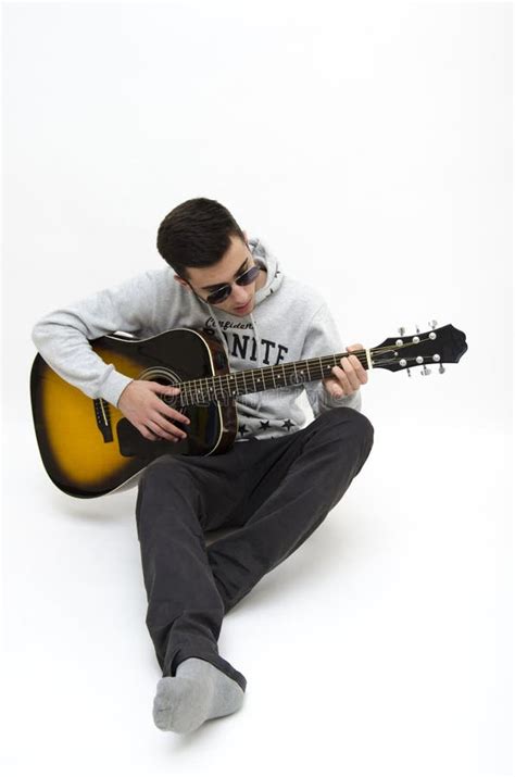 Muchacho Joven Lindo Que Toca Una Guitarra Eléctrica Imagen de archivo Imagen de muchacho