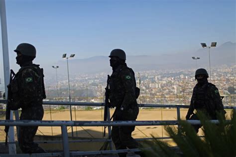 Operação Da Polícia Militar Em Favelas Do Rio De Janeiro Faz Pelo Menos