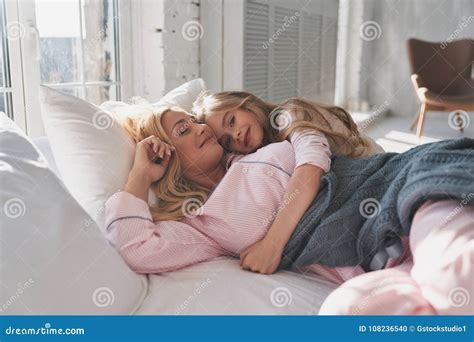 Reine Liebe Mutter Und Tochter In Der Nacht Tragen Die Umfassung Und