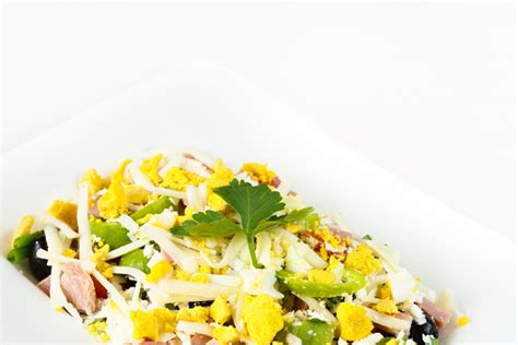 전통적인 불가리아 양치기 샐러드 토마토 고추 오이 버섯 햄 치즈 및 계란 흰색 나무 테이블에 흰 접시에와 불가리아 요리 발칸 문화 가까운에 대한 스톡 사진 및 기타 이미지