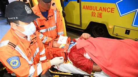 西貢私家車自炒剷上行人路撞糖水舖 四輪朝天3男女受傷送院