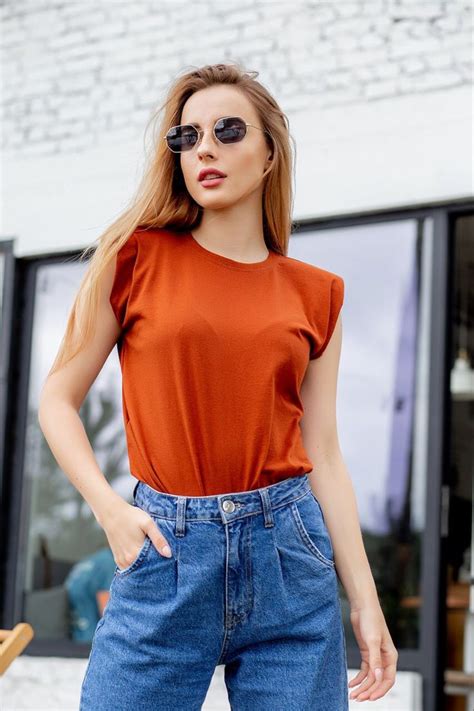 Футболка с подплечниками🔥😎 | Mom jeans, Sweaters, Jeans