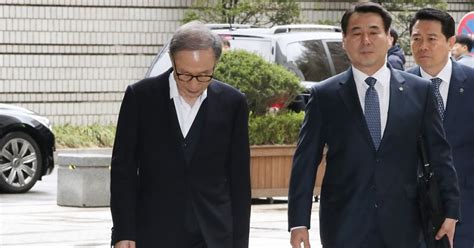 굳은 표정의 이명박 전 대통령