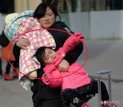 帶兩個孩子有多辛苦？圖片告訴你，二胎媽媽的經歷讓人多心酸 每日頭條