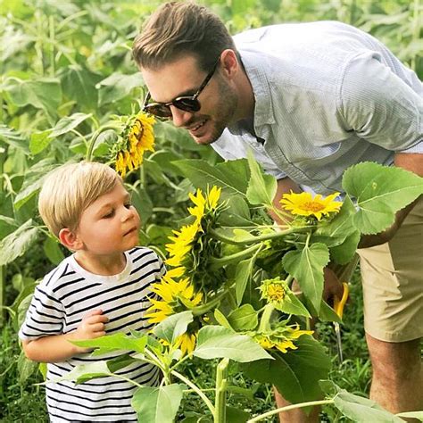گالری مدل ژست عکس در مزرعه آفتابگردان برای ثبت عکس های خاص و ماندگار