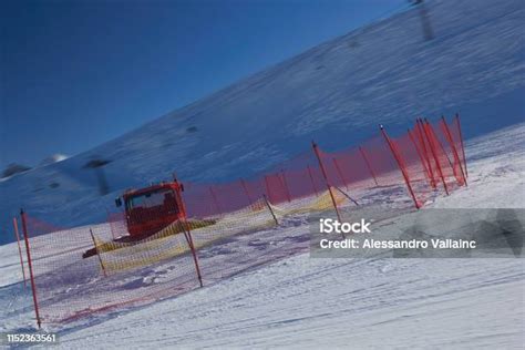 겨울에는 눈 덮인 산 이나 스키 슬로프의 눈 그루 머가 있습니다 겨울에 대한 스톡 사진 및 기타 이미지 겨울 계절 눈 냉동상태의 물 Istock